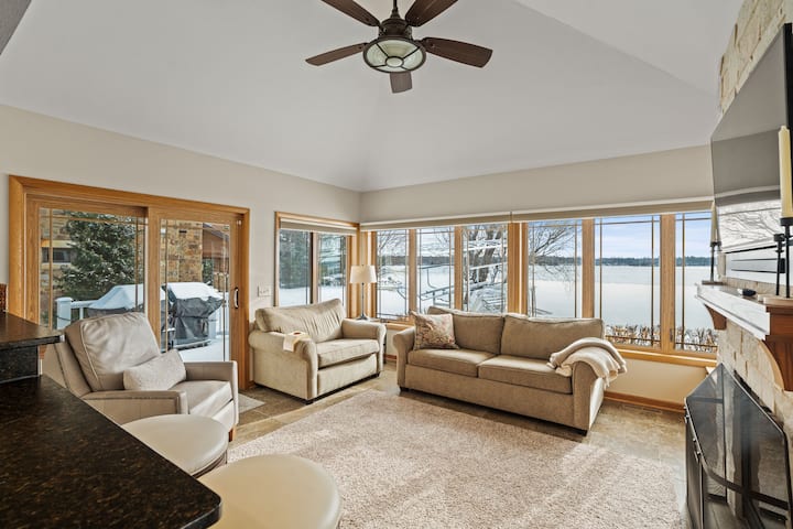 Okauchee Lake 5br/3ba Updated Home - Oconomowoc, WI