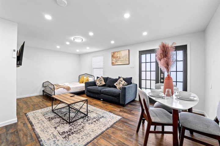 Bright Garden Studio Near Stadiums & Museums - Houston, TX