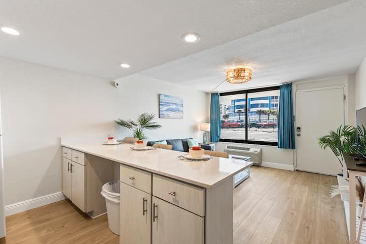 #205 Beachfront 1br Suite W/ 2 Queens & 2 Baths - Daytona Beach
