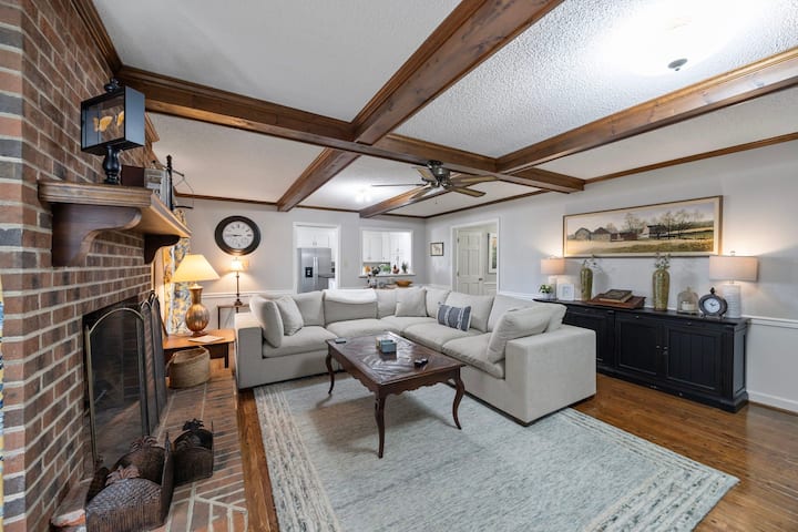 Updated Farmhouse Retreat Near Kerr Lake - Henderson, NC