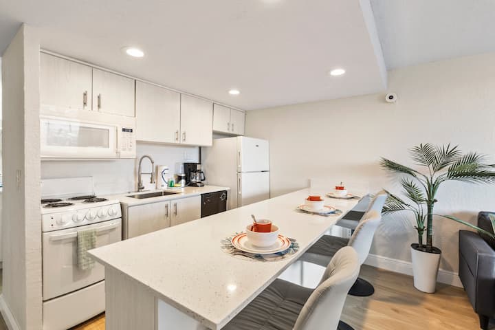 #206 2br Suite | 2 Queens, 2 Baths | Daytona Beach - Daytona Beach, FL