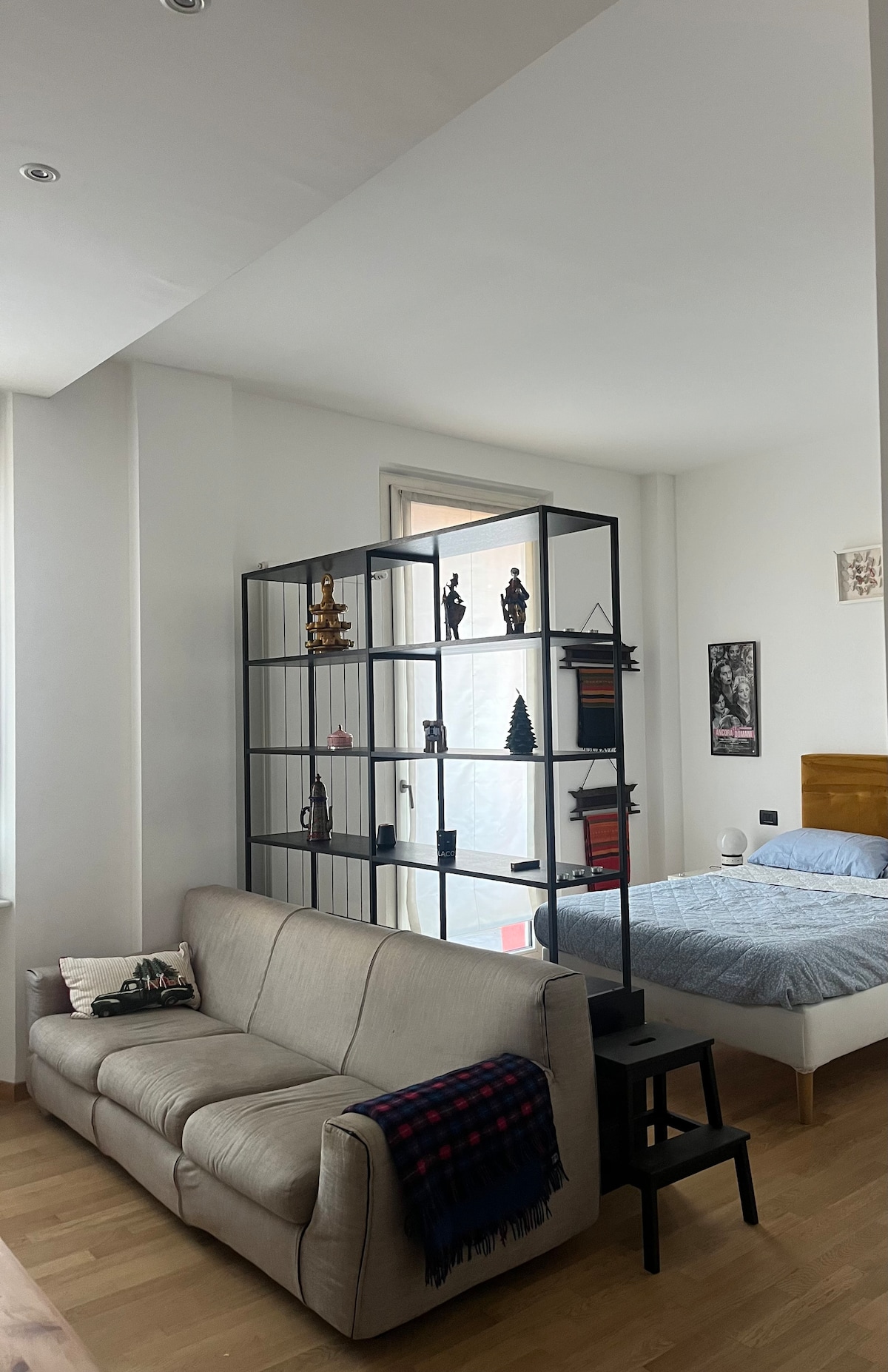 Design Studio avec balcon | Zone Solari - Appartements à louer à Milan ...