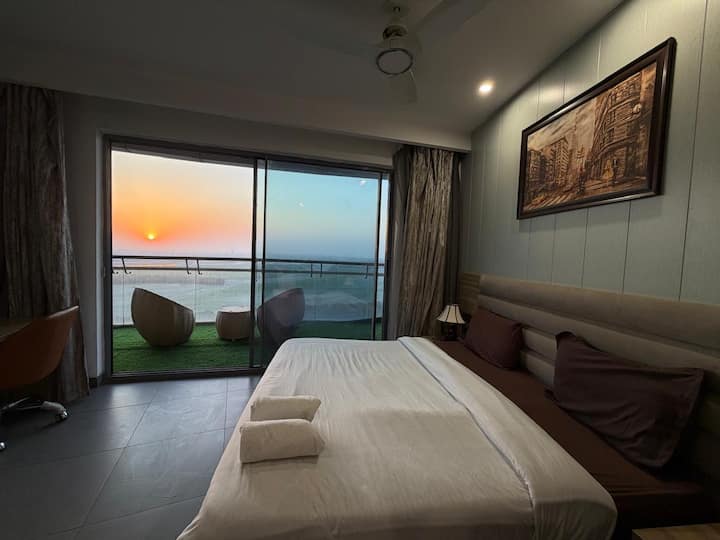 Classic Warmwood Stay - Noida