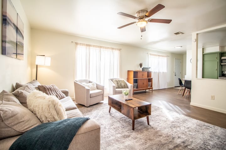 Central Lubbock Retreat 2br + Office Entire Home - Lubbock, TX