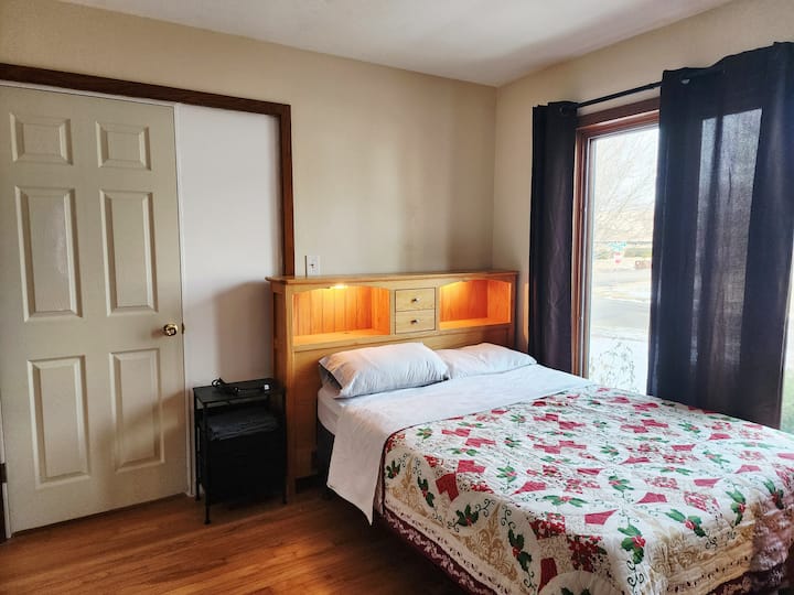 Newly Renovated Big Private Room - Rockford, IL