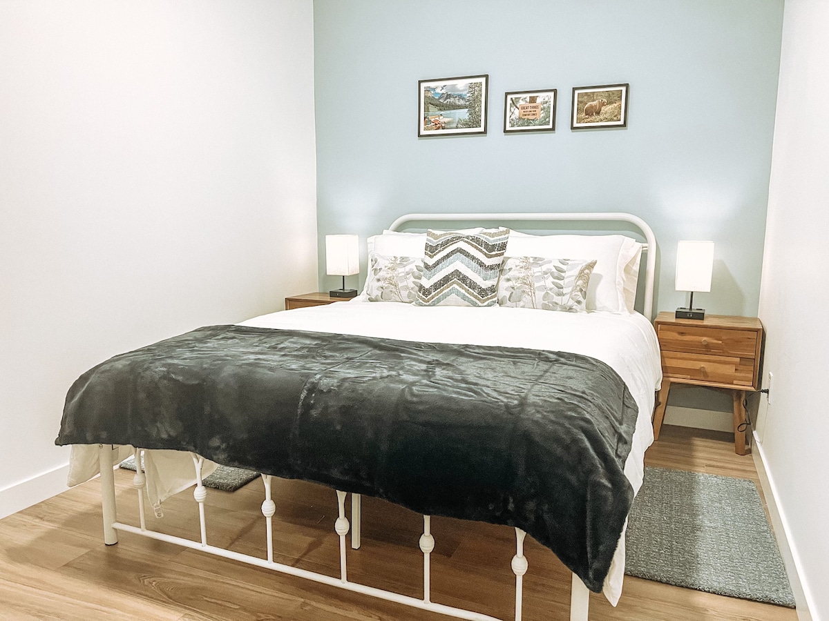 Suite Retreat - 1 Bed+Den Downtown Condo - Flats for Rent in Golden ...