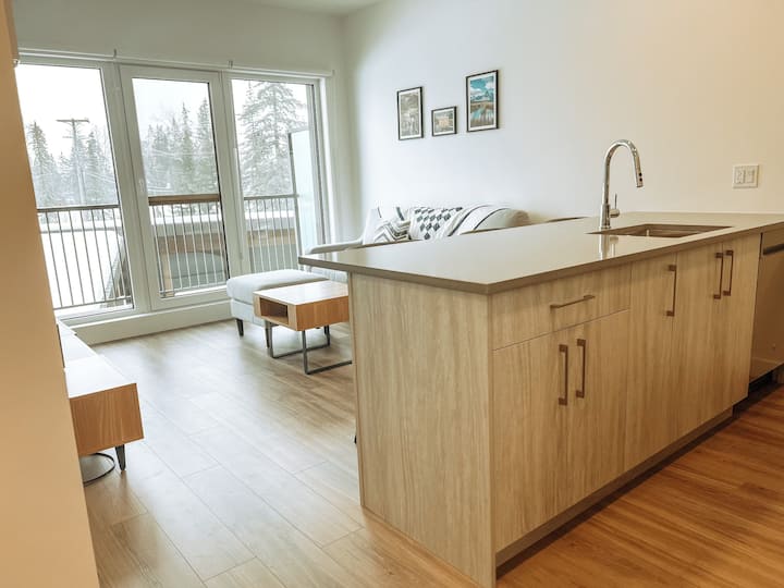 Suite Retreat - 1 Bed+den Downtown Condo - Golden