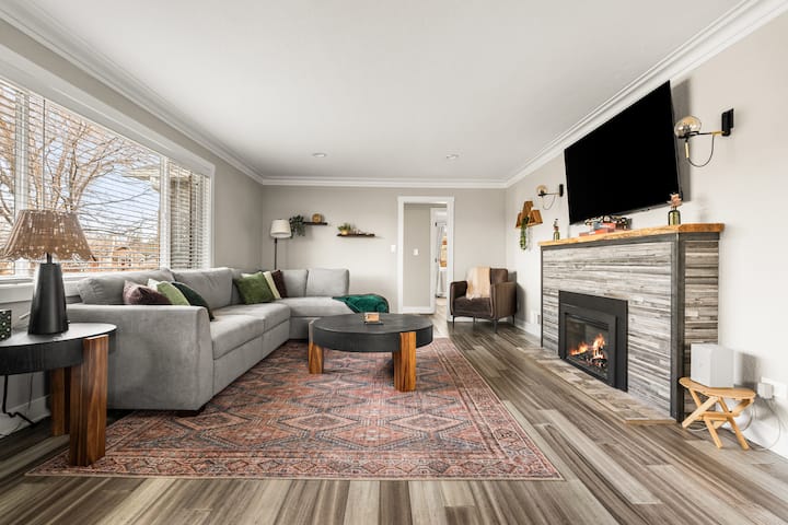 Spacious 3br Retreat Near South Broadway & Du! - Denver, CO