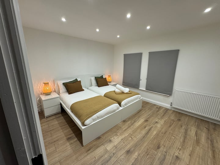 6 Bed House | Sleeps 12 | Perfect For Contractors - Wellingborough