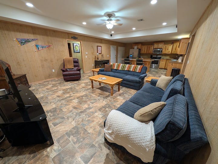 Grandma's Basement Vibes - 巴拿馬