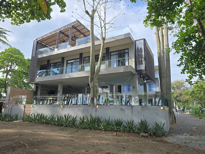 Casa Las Palmas Beachfront Jaco Massive Lux Villa - Costa Rica
