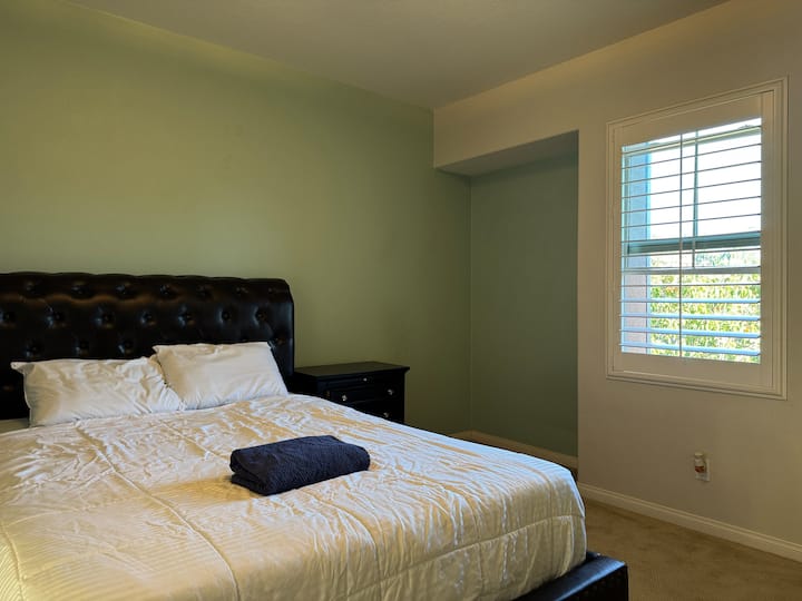 Quiet Residential Neighborhood In Central Oc - Irvine, CA