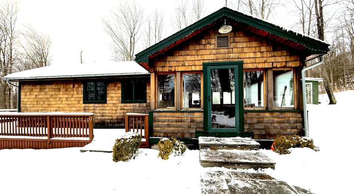 Crosslands—modern Cabin W. Hot Tub And 1 Acre Pond - Monticello, NY