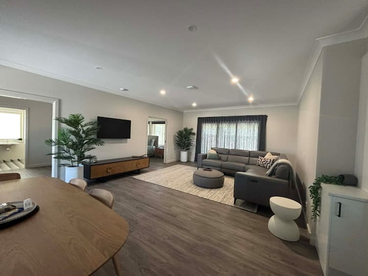 Family Friendly-port Welshpool - Bring Your Boat - Toora