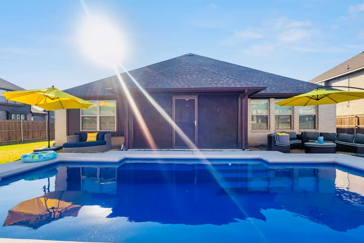 Fifa Pool House • Sleeps 12 • Group Stay - DeSoto, TX