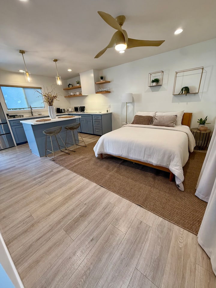 Bright, Modern Studio In Downtown Culver City - Culver City, CA