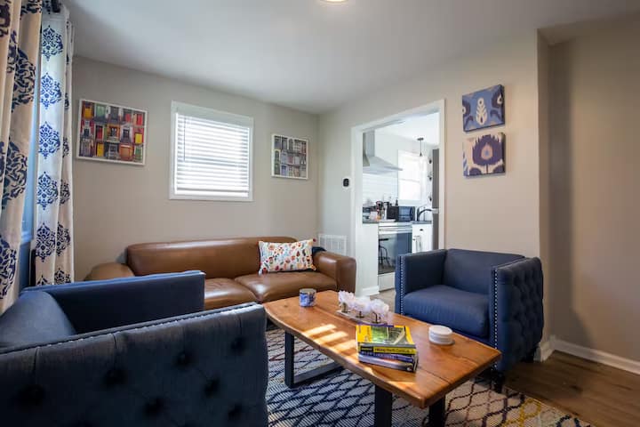 Luxurious Private Cottage - Walk To Downtown Apex - Apex, NC