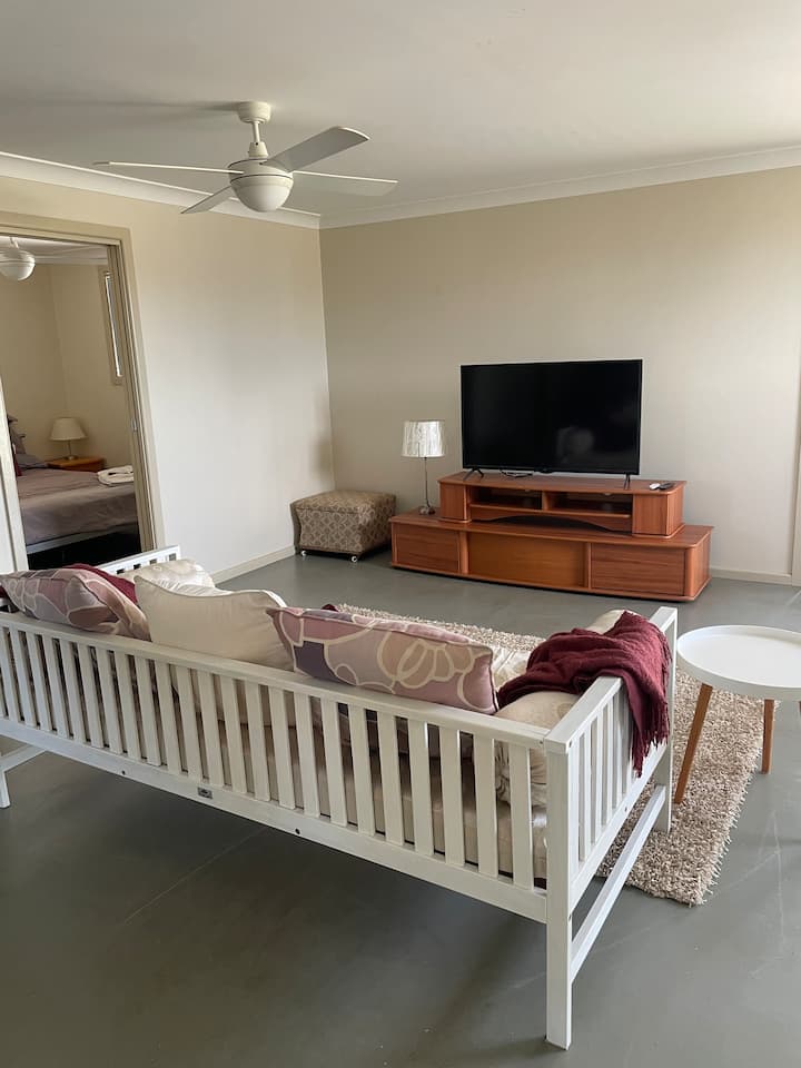 Farmstay Accommodation On The Edge Of Parkes - Parkes