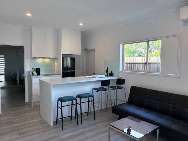 Coastal One-bedroom Apartment. - Bundaberg Central