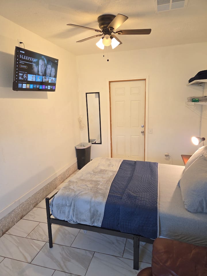 1604 Rm3 Classy Room On A Budget - United States