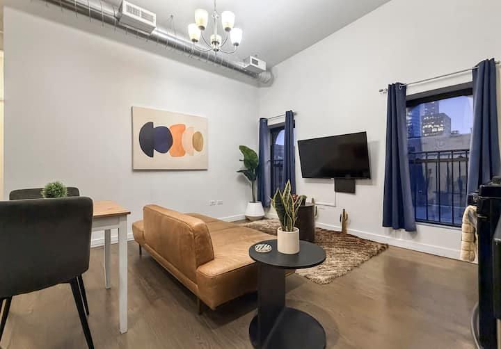 Modern Comfort: 1br Unit W/ Laundry - Wintrust Arena