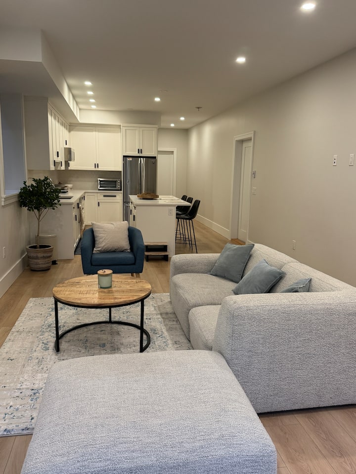 New Bright Modern Guest Suite - Langley