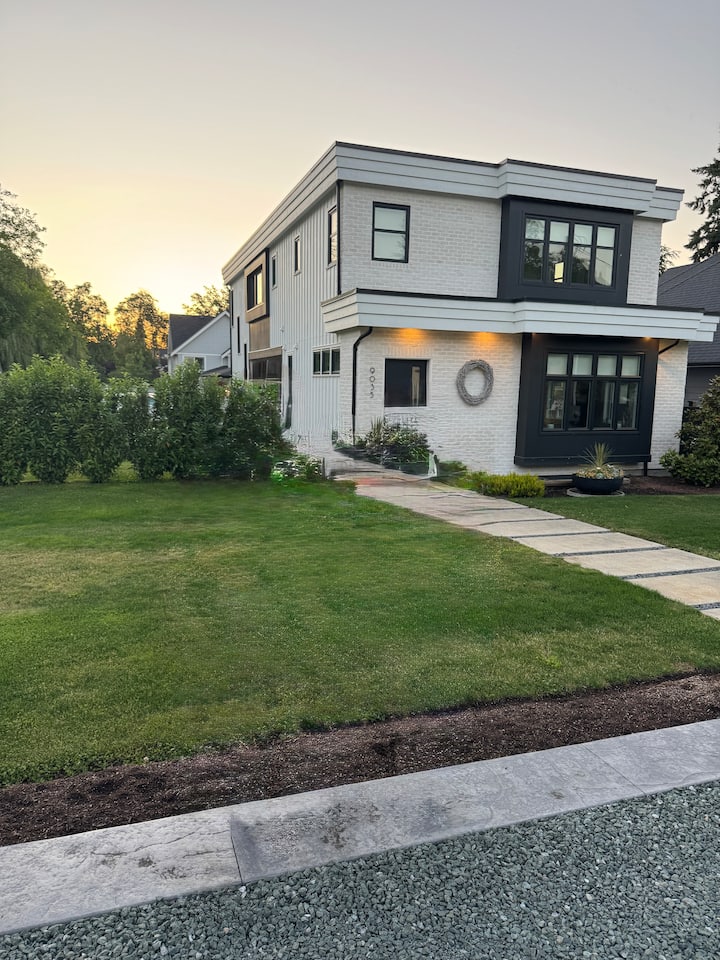 New Bright Modern Guest Suite - メイプルリッジ