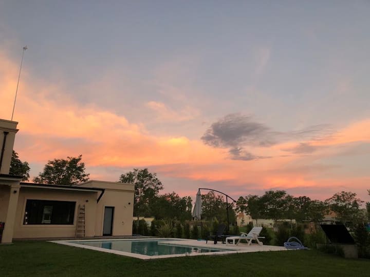 Amplia Casa Comfortable En Barrio San Matias - Argentina