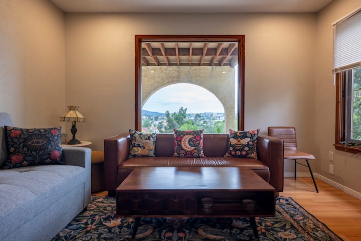 Hillside Retreat With Mountain Views - 라 메사