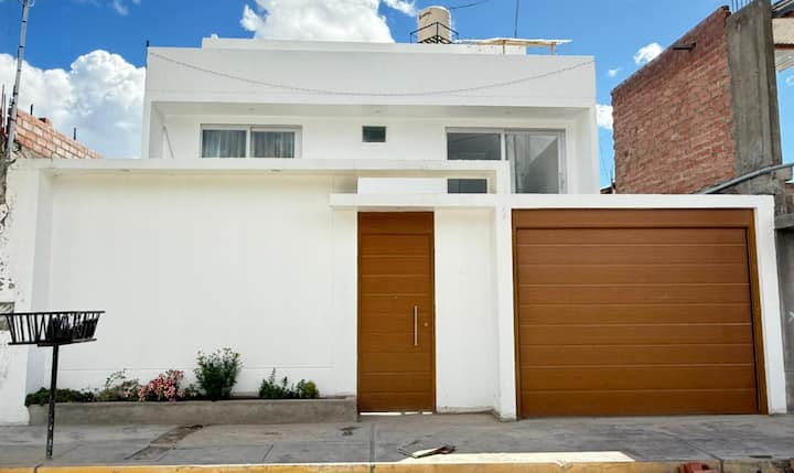 Casa Entera De Mamá Pilme Con Cochera - Huancayo