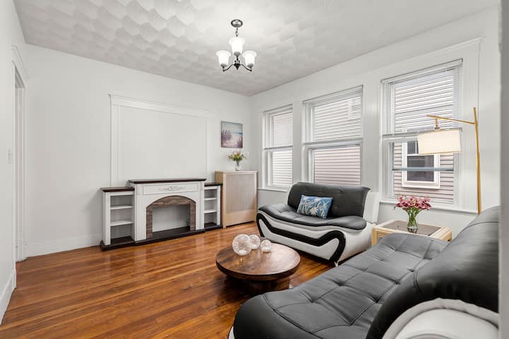 Bright & Cozy Boston Stay | 3br + Free Parking - Boston, MA