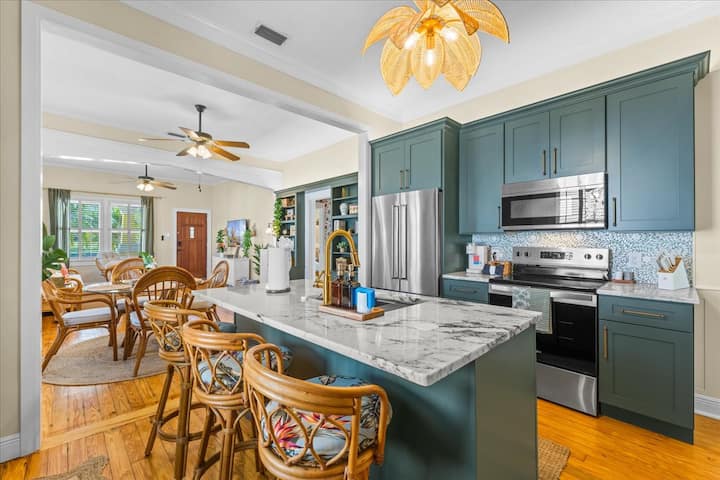 Steps To Sponge Docks | Compound + Guest House - Tarpon Springs, FL