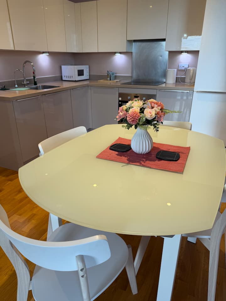 Modern 2br Flat | 2 Baths | Slough Central - LEGOLAND Windsor Resort