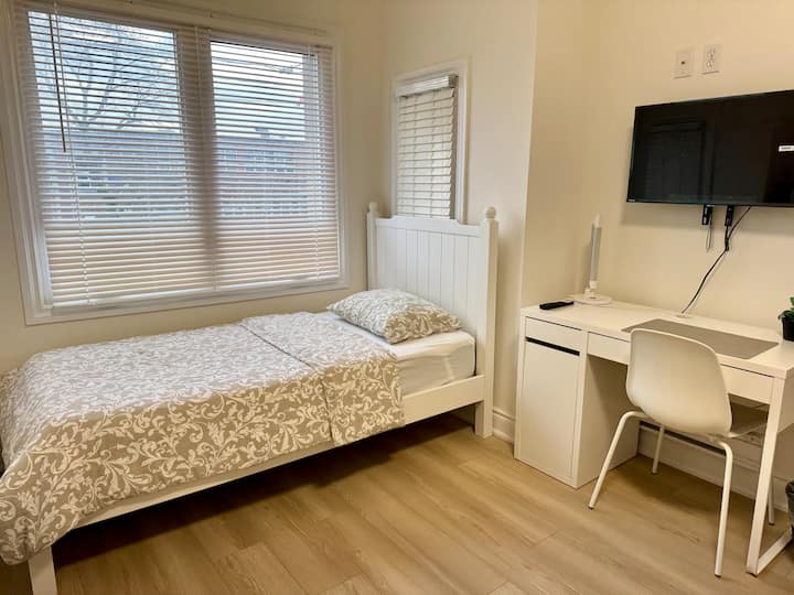 Bright & Cozy Studio With Single Bed On Ossington - Toronto