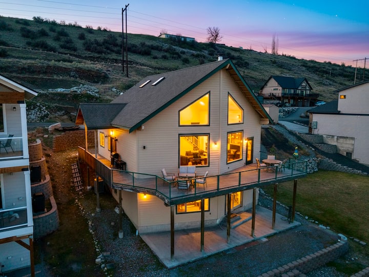 Sun Cove Getaway | Lake Views, Pool, Beach - Lake Chelan, WA