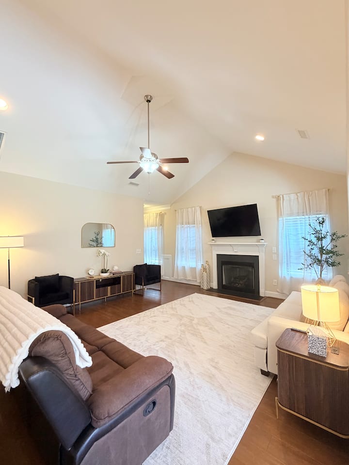 Modern Oasis [Pool•gym•near Airport/hpu/coliseum] - High Point, NC