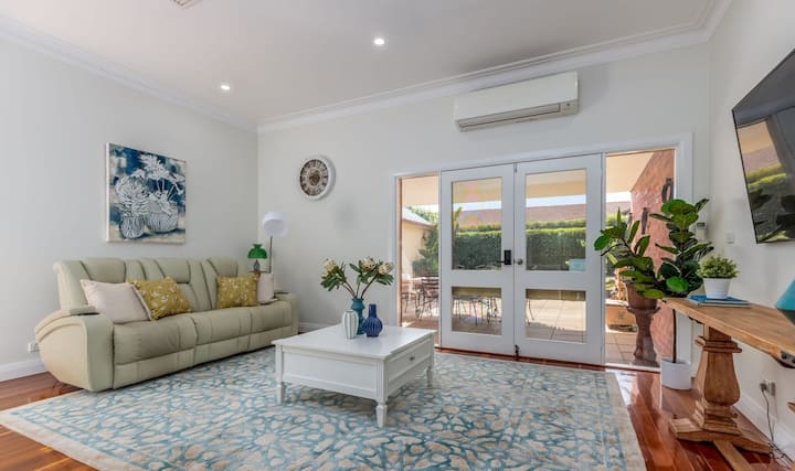 Charming, Modern Comfort, Central Convenience - Dubbo