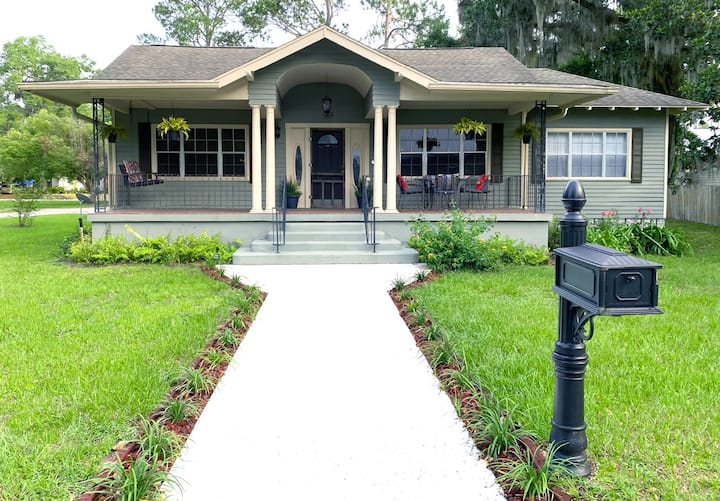 The Downtown Getaway - 3+ Bedroom Home W/workspace - Lake City, FL