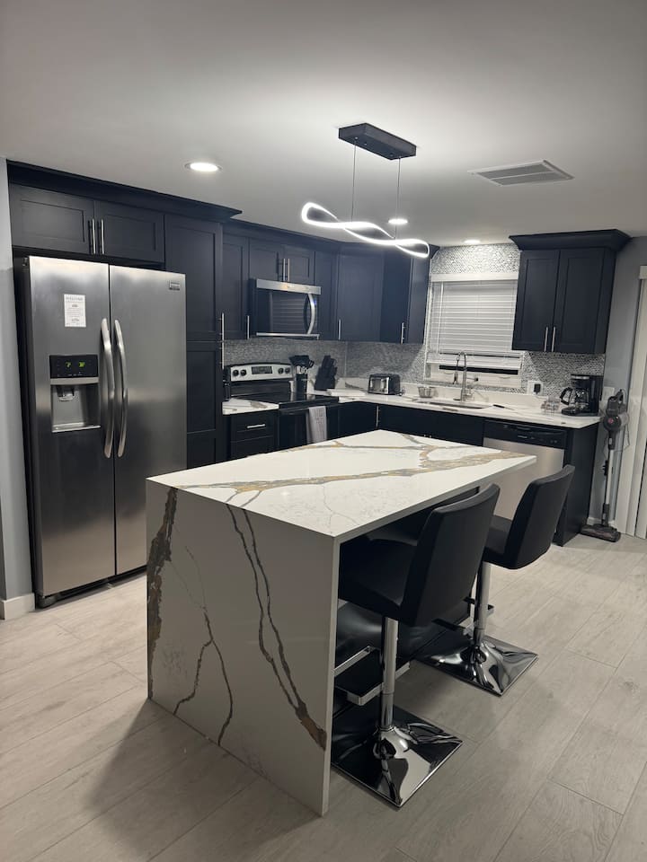 Renovated Pool Home • Sleeps 7 • Downtown Npr - New Port Richey, FL