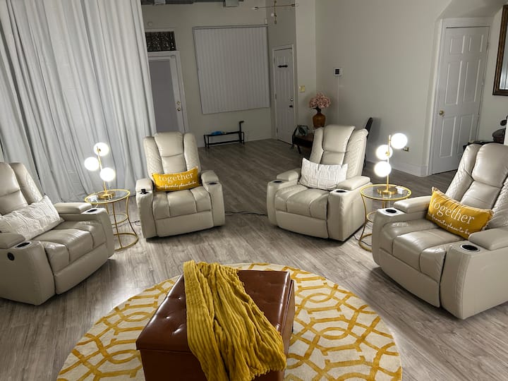 The Creator’s Bi-level Suite W/podcast Studio - Beverly - Chicago