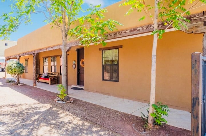 Convenient Antique + Mid-century Stay - Albuquerque, NM