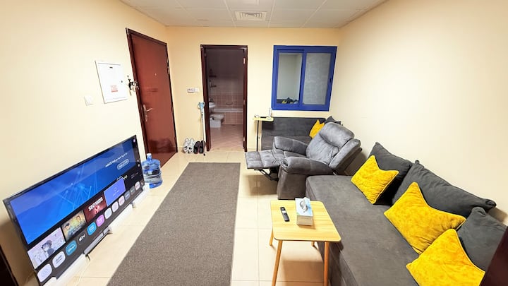 سرير مع شريك في غرفة وصالة بعجمان - Sharjah