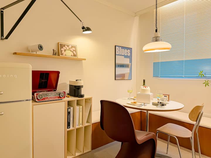 #홍대#상수역3분#이태원10분#무료짐보관#한강공원3분[인생샷지존][retro Vynyl] - South Korea