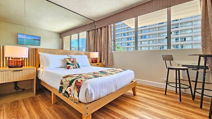 Aloha Surf 317 | Queen Studio Near Waikiki Beach - Honolulu, HI