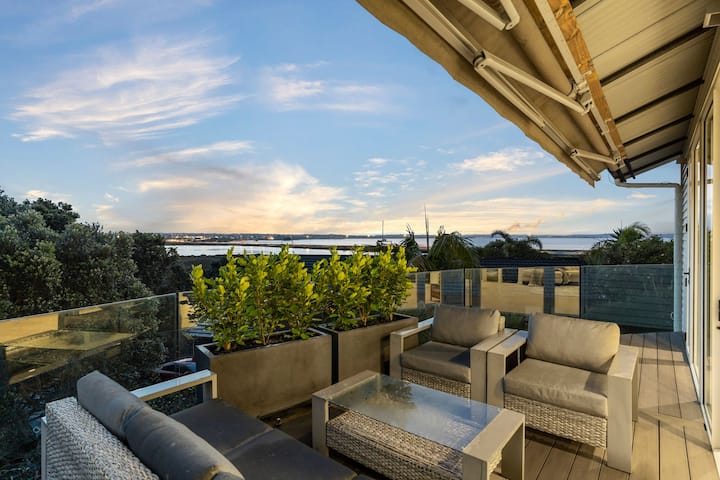 Ocean View Designer Standalone Villa Big Deck - Auckland