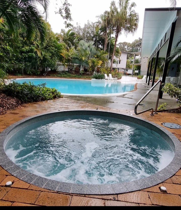 "Beachside Bliss" Unwind In A Tropical Resort - 레인보우 비치