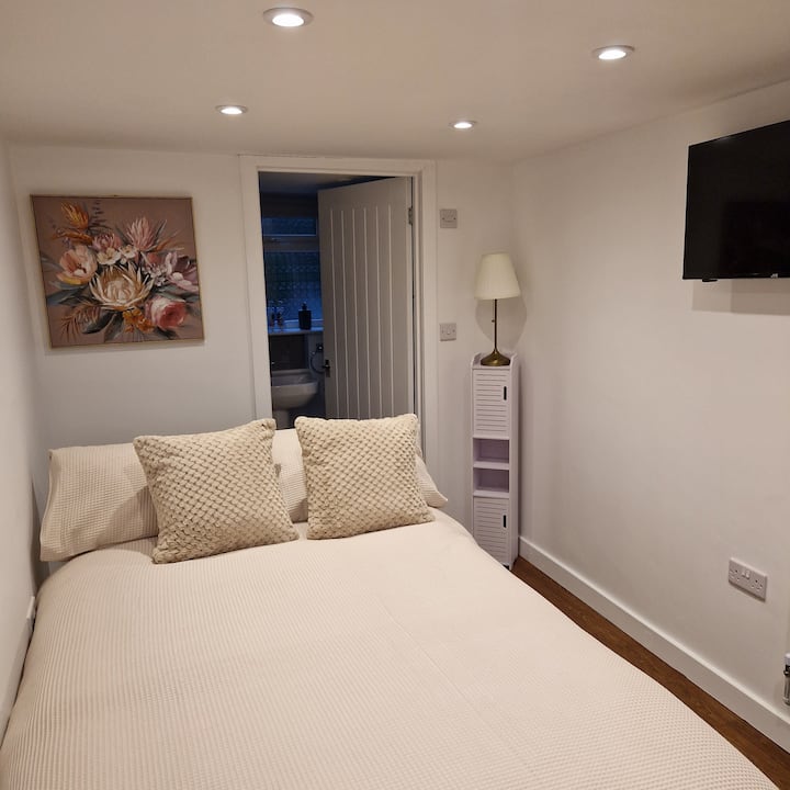 Deluxe Ensuite Bedroom - Wolverhampton