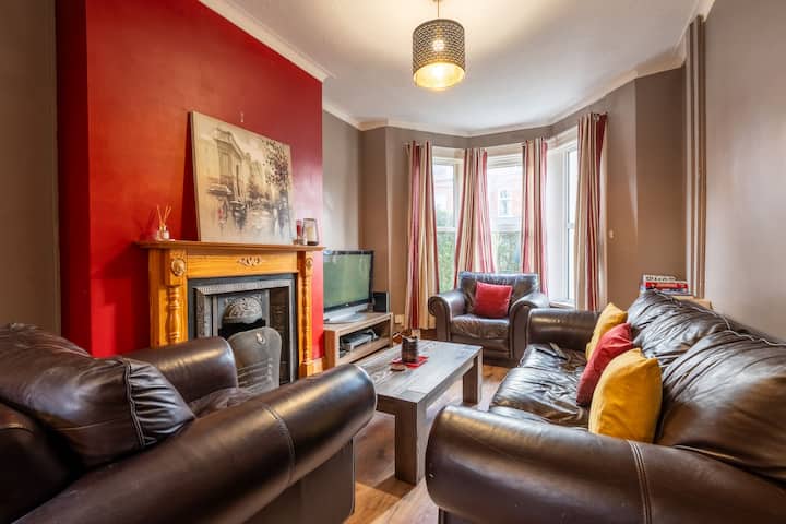The Lagan Pad - Huge Home & Free Parking Sleeps 9 - Belfast