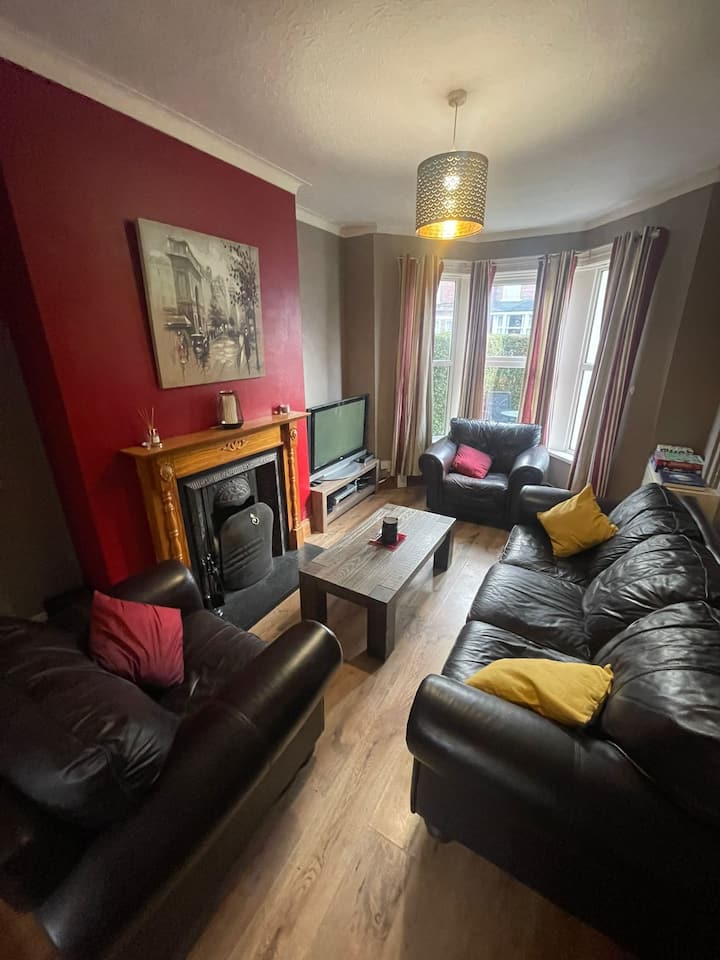 Bright & Spacious 4-bed Home Free Parking Sleeps 8 - Belfast