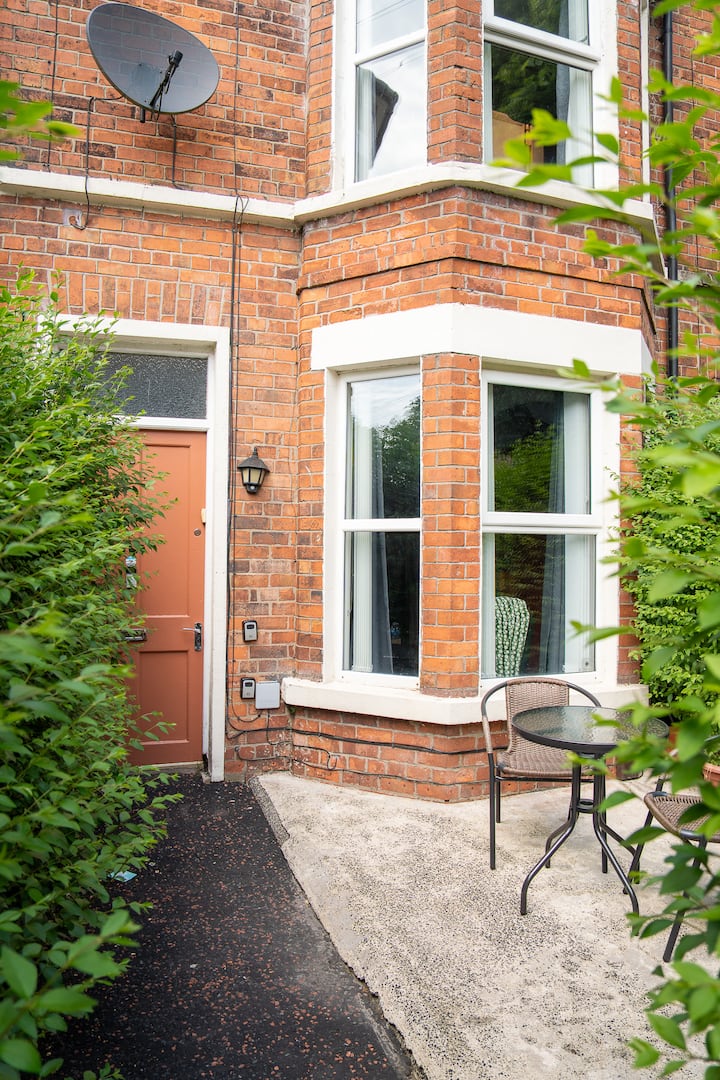 The Lagan Pad - Huge Home & Free Parking Sleeps 9 - Belfast
